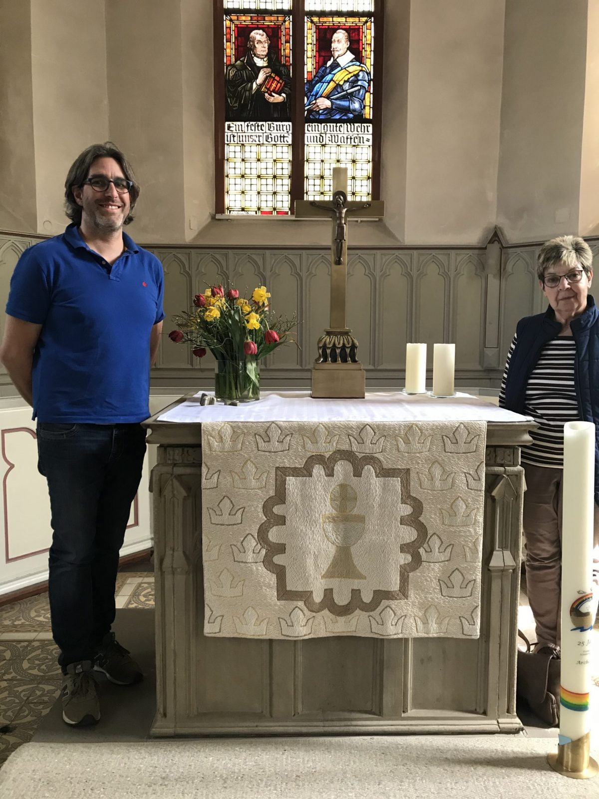 Altarkreuz in Stockstädter Kirche in neuem Glanz – Evangelische Kirchengemeinde Stockstadt am Rhein